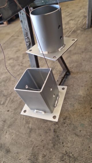 Porta palo in ferro zincato