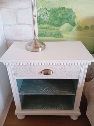 comodino in legno con cassetto