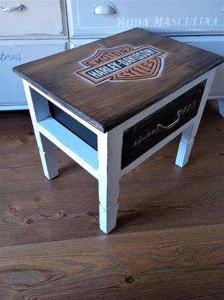 comodino dipinto in stile Harley Davidson