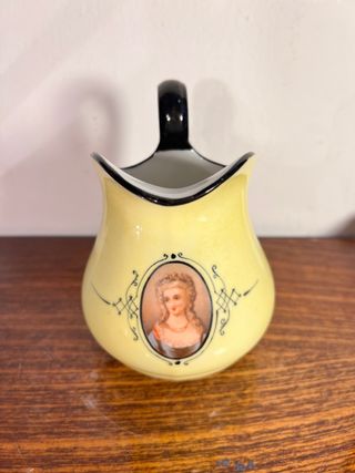 Brocca in ceramica dipinta a mano con ritratto