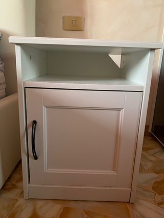 Comodino bianco con sportello