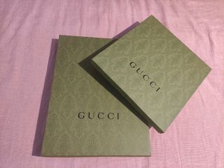 2 scatole verdi con decori a rilievo