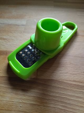 Grattugia per aglio e pinza