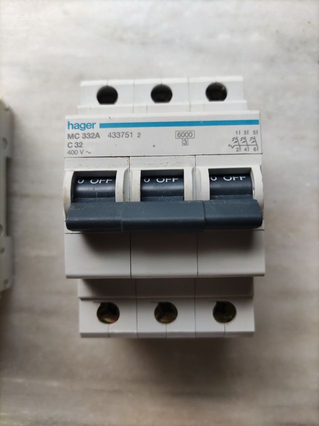 Interruptor Automatico M 3P 32A curva C 6kA HAGER de segunda mano por 15 EUR en Balaguer en WALLAPOP