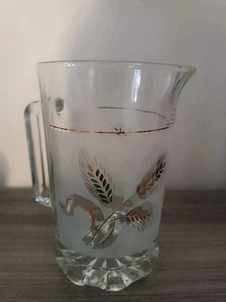 caraffa di vetro con spighe di grano oro