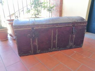 Baule d'antiquariato rivestito in cuoio