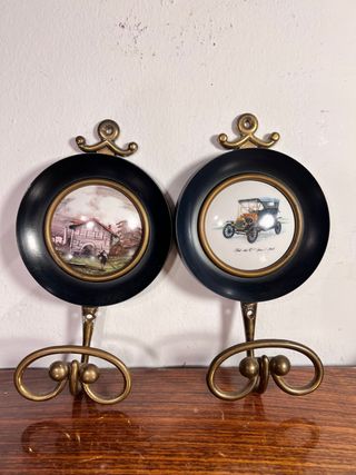 Coppia di appendiabiti con stampe dipinte a mano