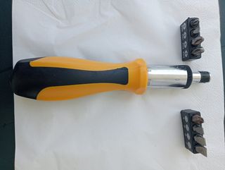 cacciavite con 8 punte cambiabili