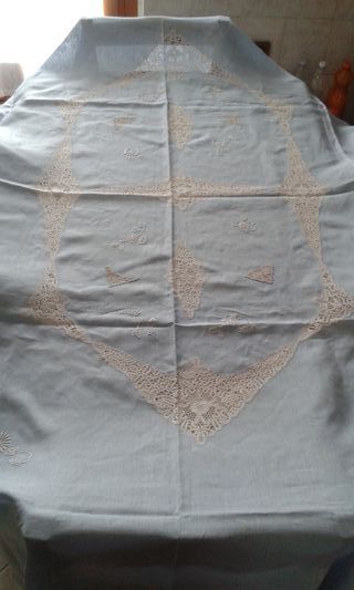 Tovaglia in lino con inserti in pizzo