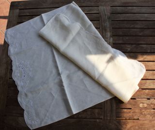Asciugamano viso o cucina in lino ricamato a mano