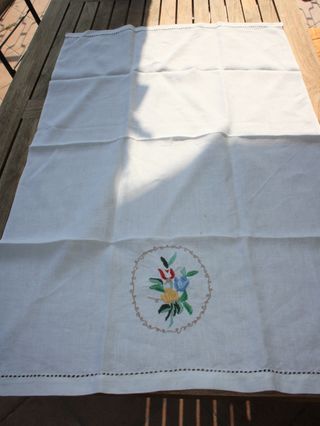 Asciugamano viso o cucina in lino ricamato a mano