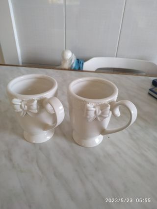 2 tazze decorate con bei disegni floreali