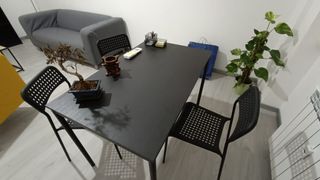 Tavolo Sandsberg nero e 3 sedie Adde nere