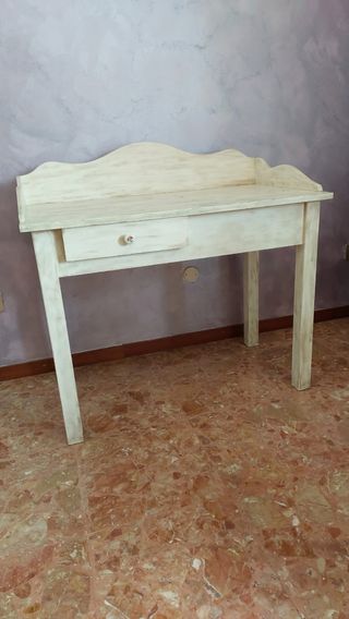 Scrivania e sedia in legno