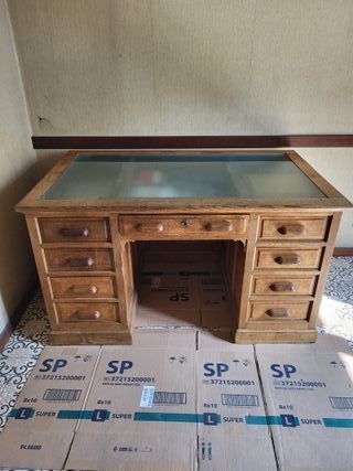 Scrivania ministeriale antica in legno e base in v