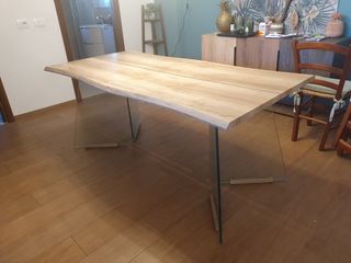 tavolo in legno impiallacciato con zampe in vetro