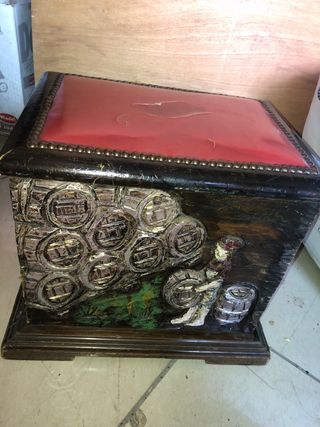 Antico Baule lavorato a mano