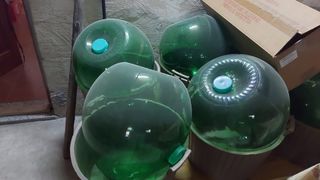 damigiana in vetro con cesto in plastica