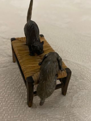 Soprammobile con gatto e cane