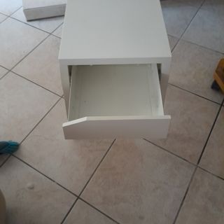 Tavolino o comodino in metallo