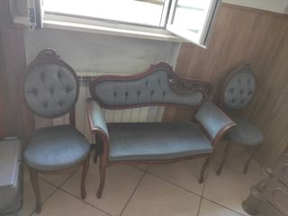 Divanetto da camera con due sedie