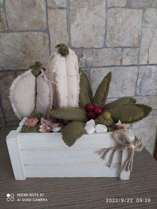 Composizione con cactus e piante fatte a mano