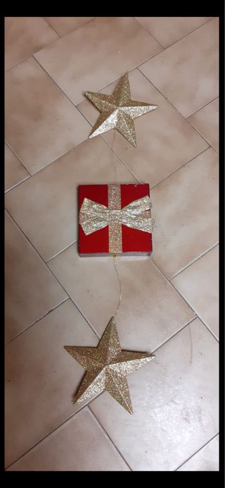 Decorazione natalizia stelle e pacco regalo