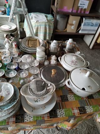 piatti, bicchieri, zuppiere, vassoi, ecc