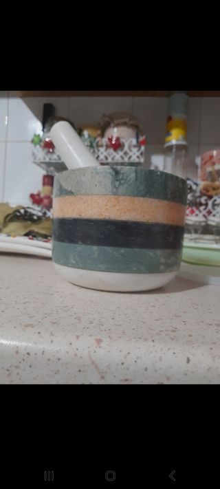 mortaio in marmo per pesto