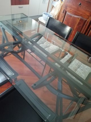 Tavolo in cristallo e sedie