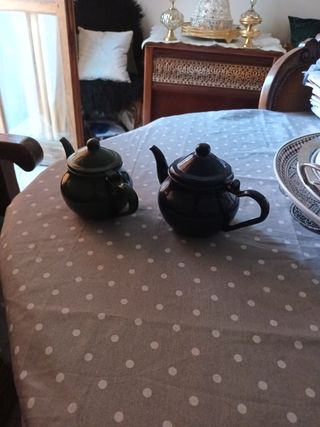 2 teiere, verde scuro e viola scuro