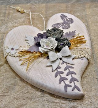 Cuore da appendere in legno e feltro