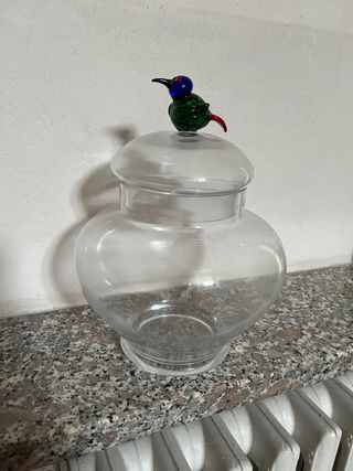 Vaso in vetro con pomello a forma di uccellino