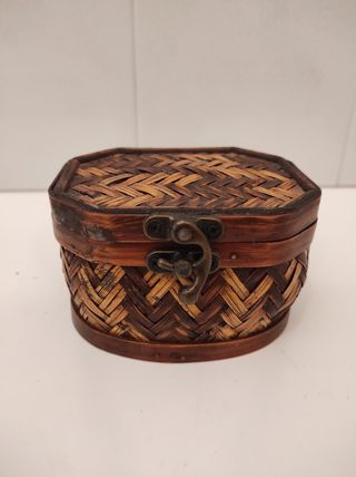 scatola marrone beige in legno