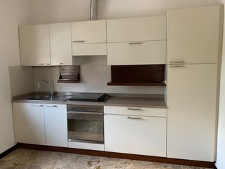 Cucina con frigorifero e forno