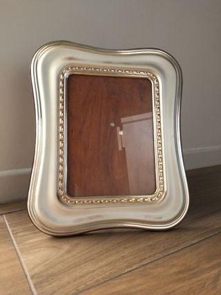 cornice in argento con dietro in legno