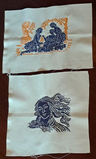 Due ricami a mano a punto croce su tela grezza.