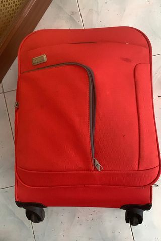 Maleta roja con ropa