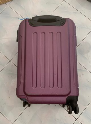 Maleta morada con ropa