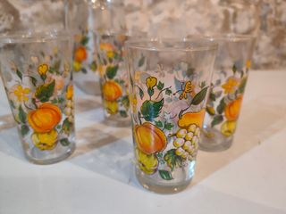 Nr.6 bicchieri con brocca in vetro decorato