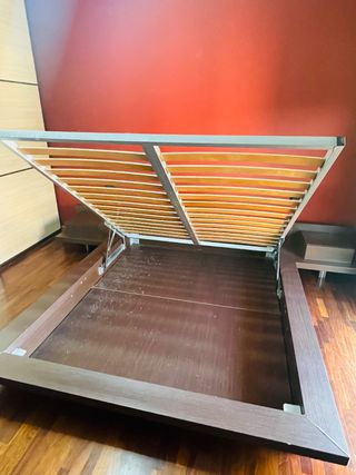 struttura letto in legno con comodini annessi