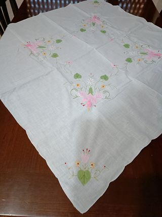 centrotavola ricamato a mano