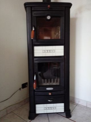 Stufa a legna con forno in ghisa