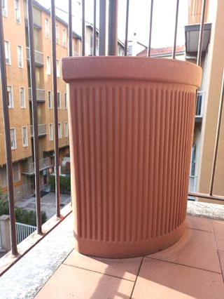 Vaso angolare da esterno