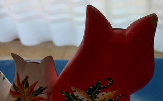 Tris di gatti in legno