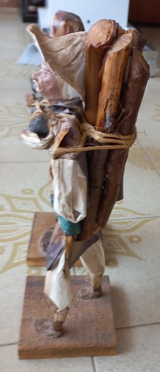 Statue in legno e carta