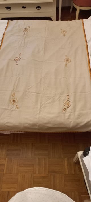 bella tovaglia ricamata a mano anche nel contorno