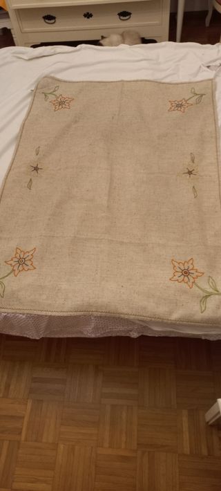 bella tovaglia ricamata tessuto grezzo euro 20