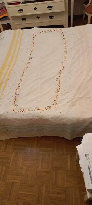 Bellissima tovaglia ricamata più 12 tovaglioli