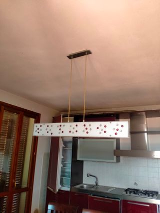 Grazioso lampadario vetro rosso e bianco